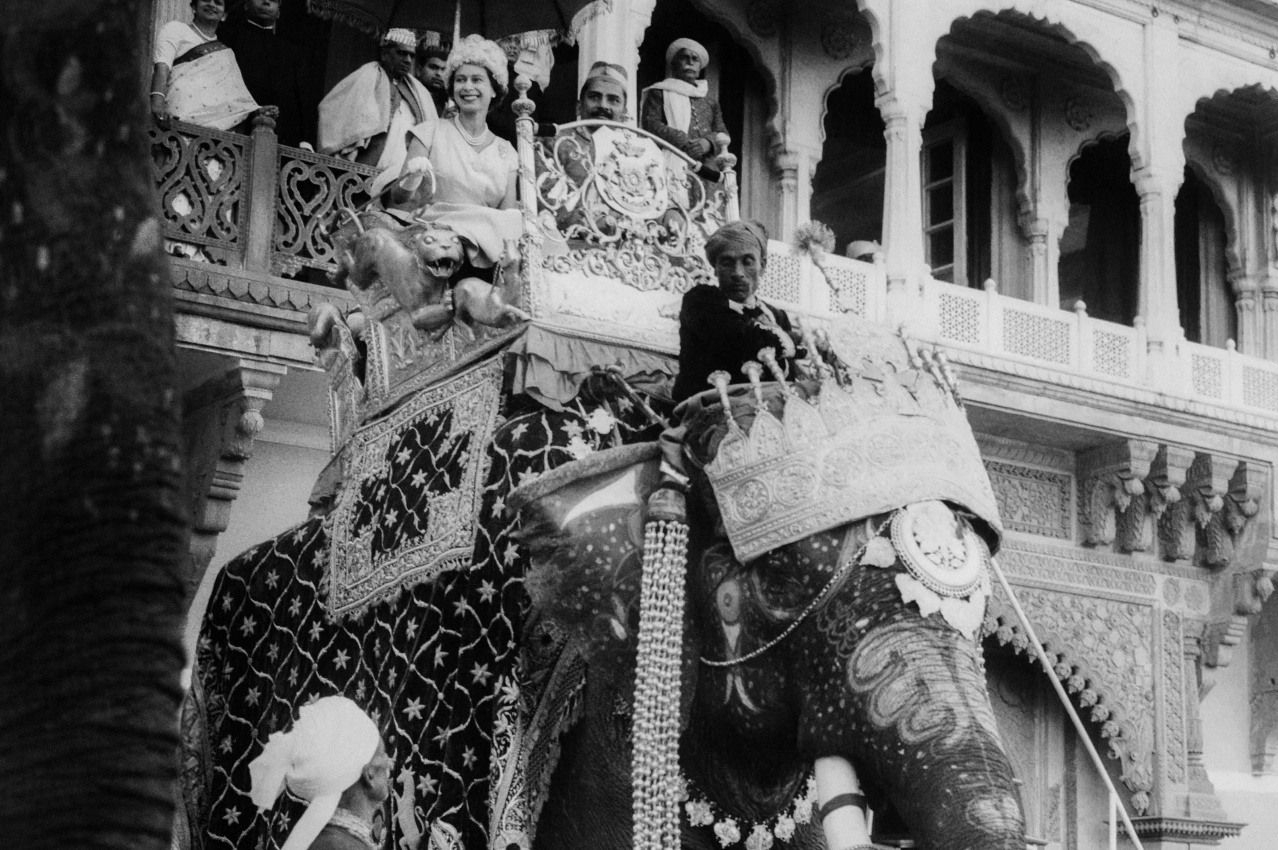 India reacts to Queen Elizabeth II's death with grief, anger — but ... India reacts to Queen Elizabeth II's death with grief, anger — but ...